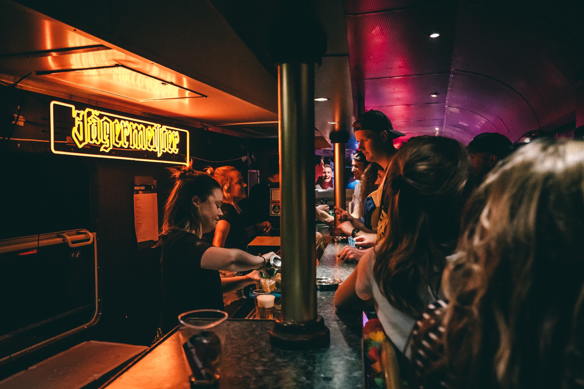 6 redenen waarom de Sziget Express de perfecte festival pre-party is ...