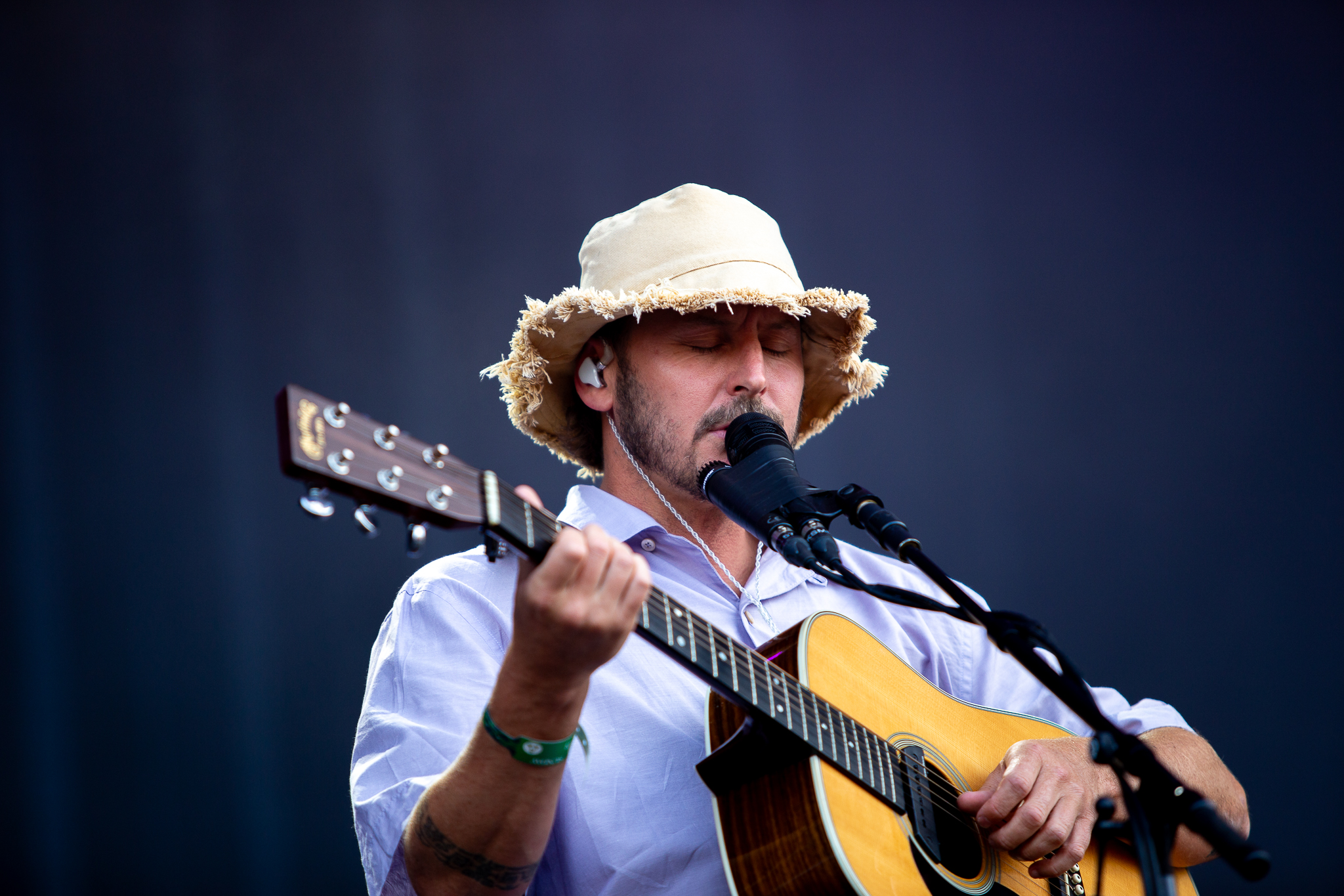 Ben Howard krijgt publiek op Down The Rabbit Hole 2023 mee en band ...