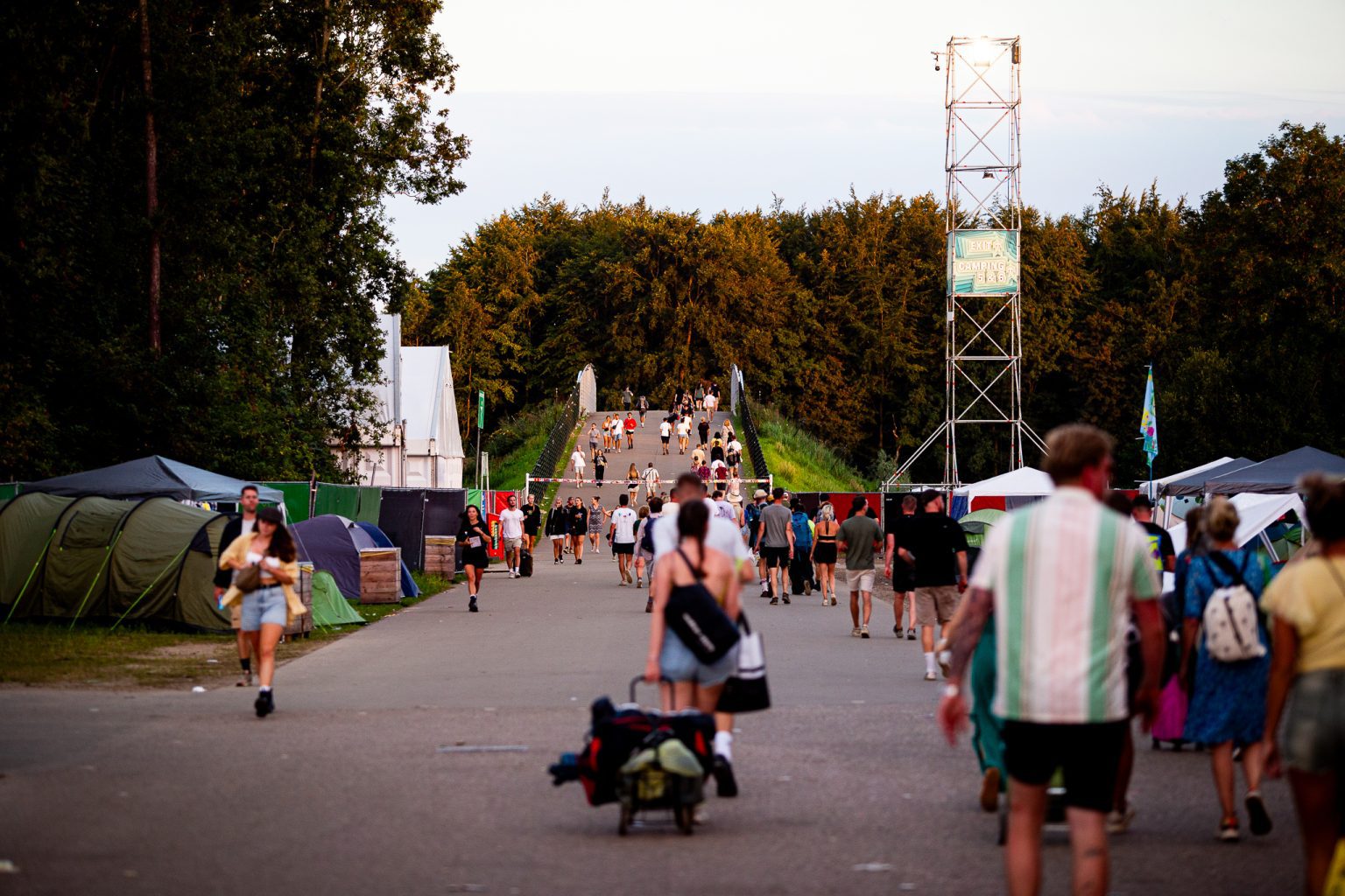 Overnachten op Lowlands 2025: De beste campings en accommodaties ...